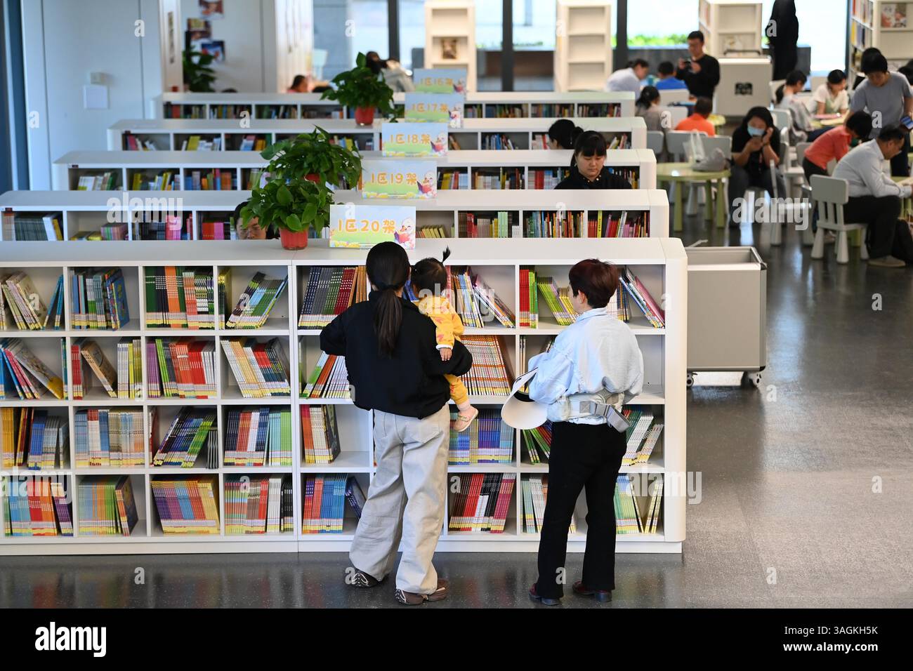 **CHINESE MAINLAND, HONG KONG, MACAU AND TAIWAN OUT** People read books ...