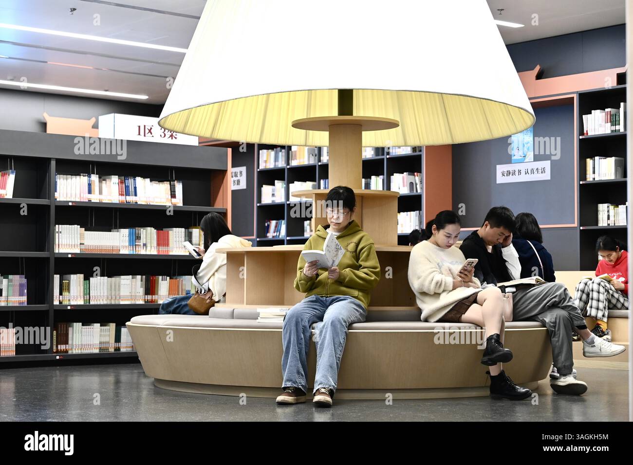 **CHINESE MAINLAND, HONG KONG, MACAU AND TAIWAN OUT** People read books ...