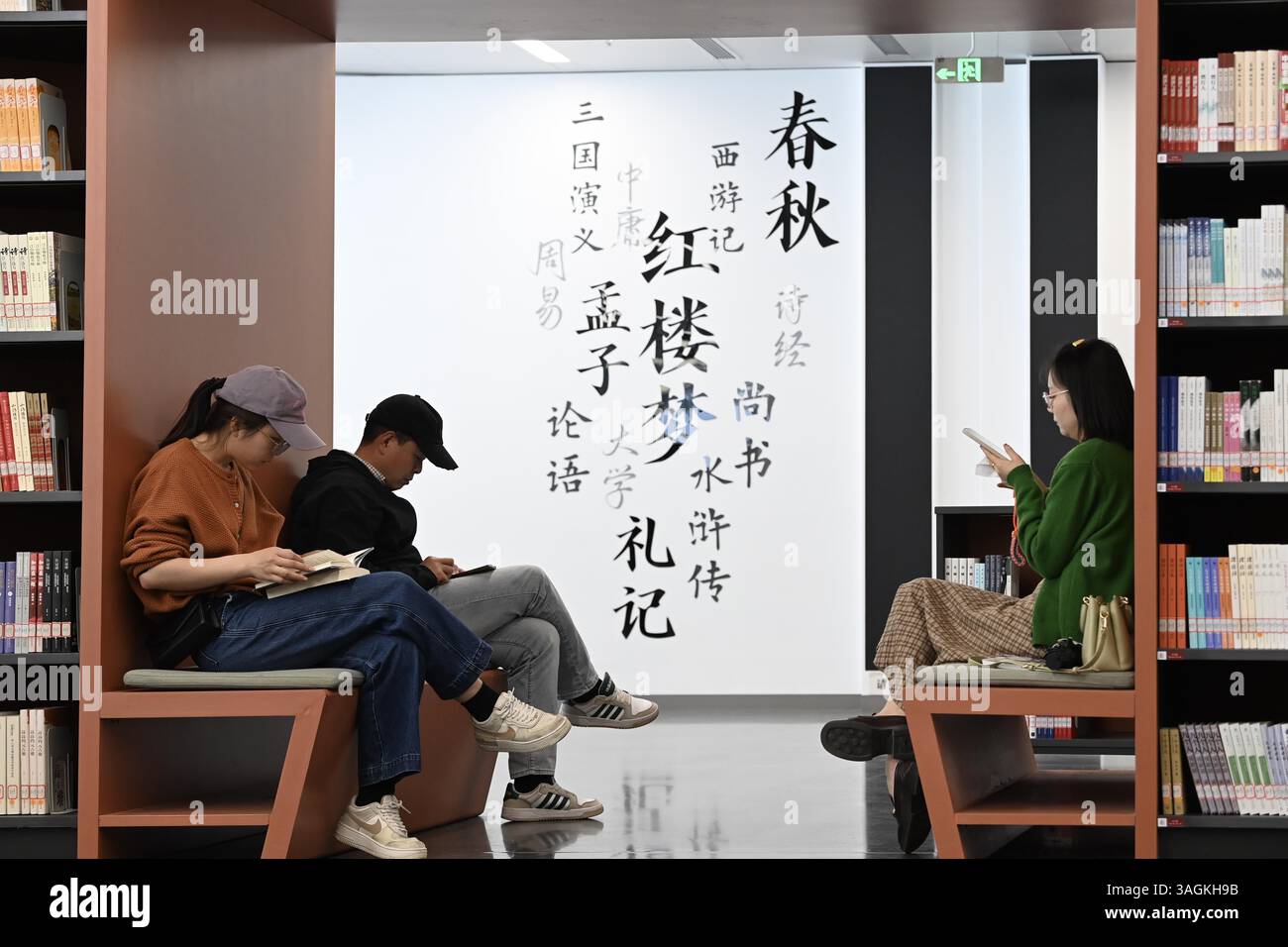 **CHINESE MAINLAND, HONG KONG, MACAU AND TAIWAN OUT** People read books ...
