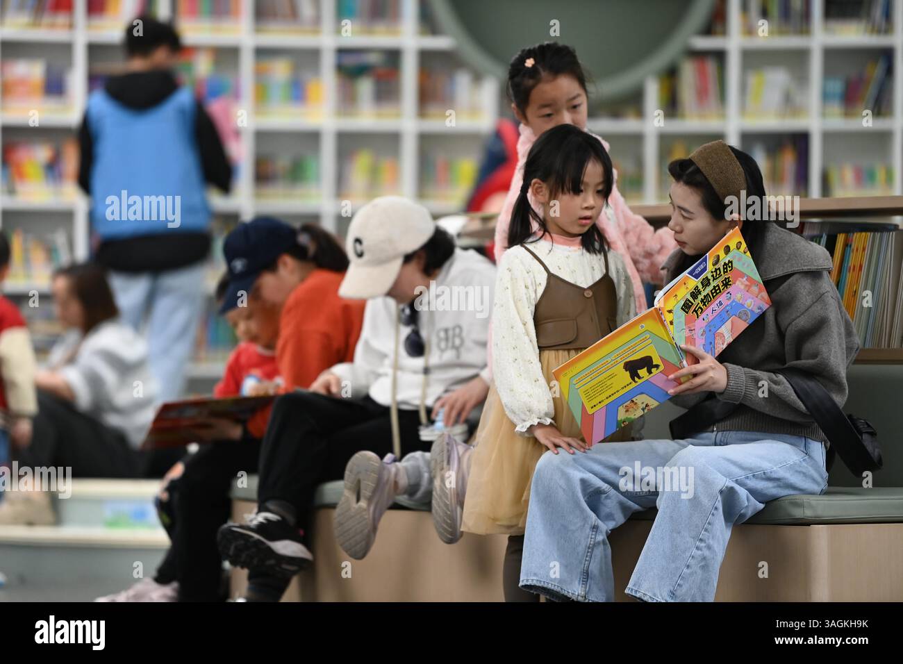 **CHINESE MAINLAND, HONG KONG, MACAU AND TAIWAN OUT** People read books ...