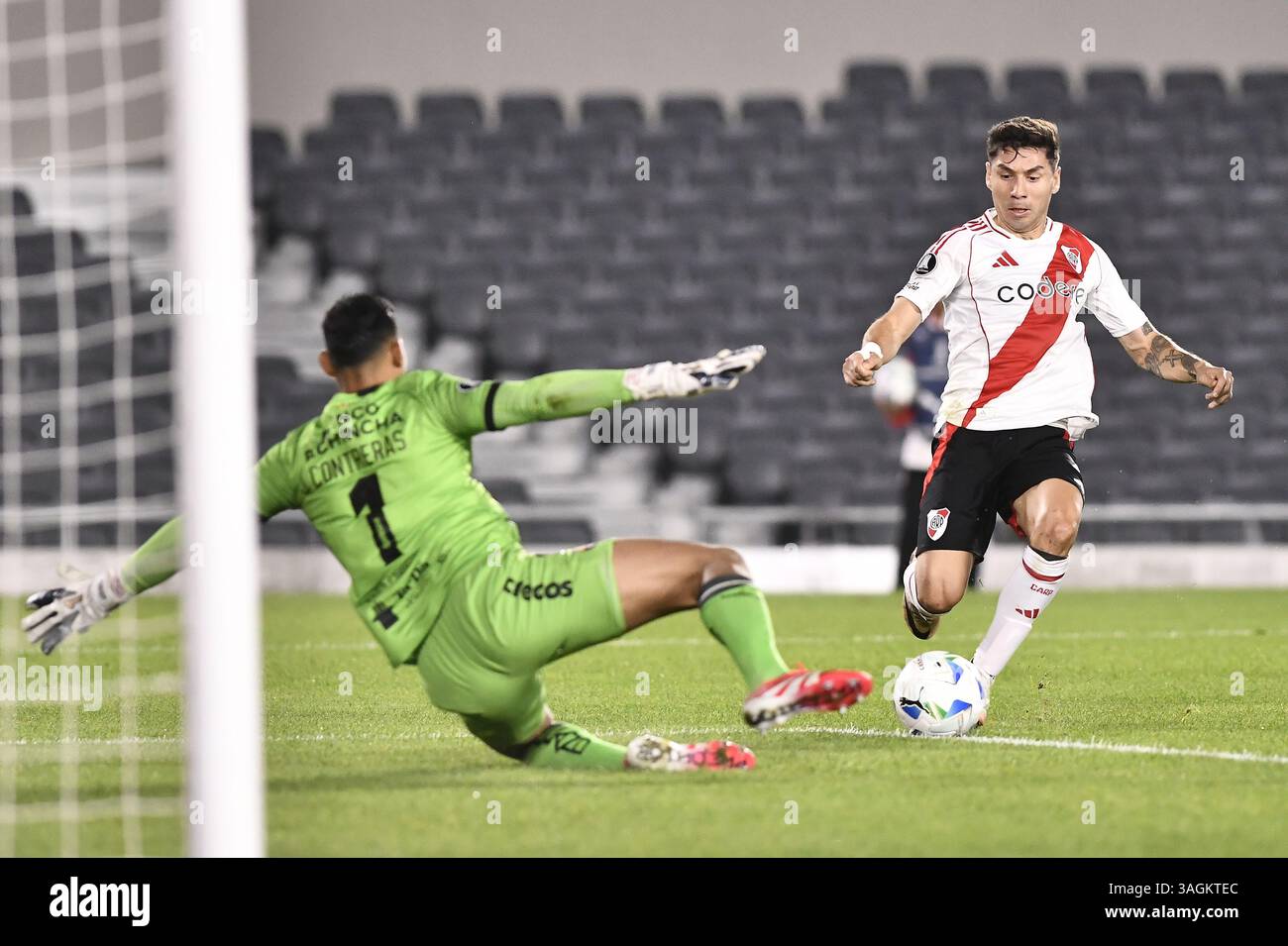 Gonzalo Montiel of River Plate and Jose Contreras of Barcelona SC in ...