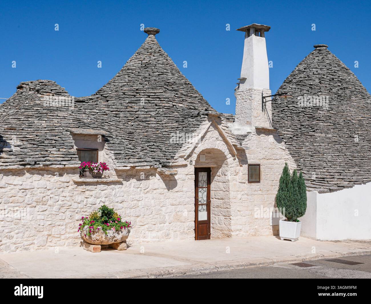 Charming Trulli Houses in Alberobello, Puglia - A Unique Italian ...