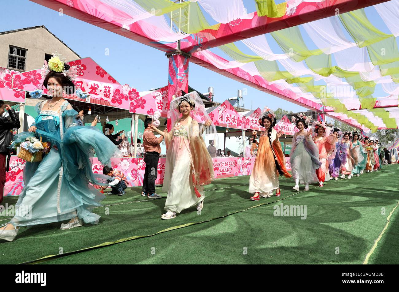 Hanfu enthusiasts parade in Bozhou City, east China's Anhui Province, 6 ...