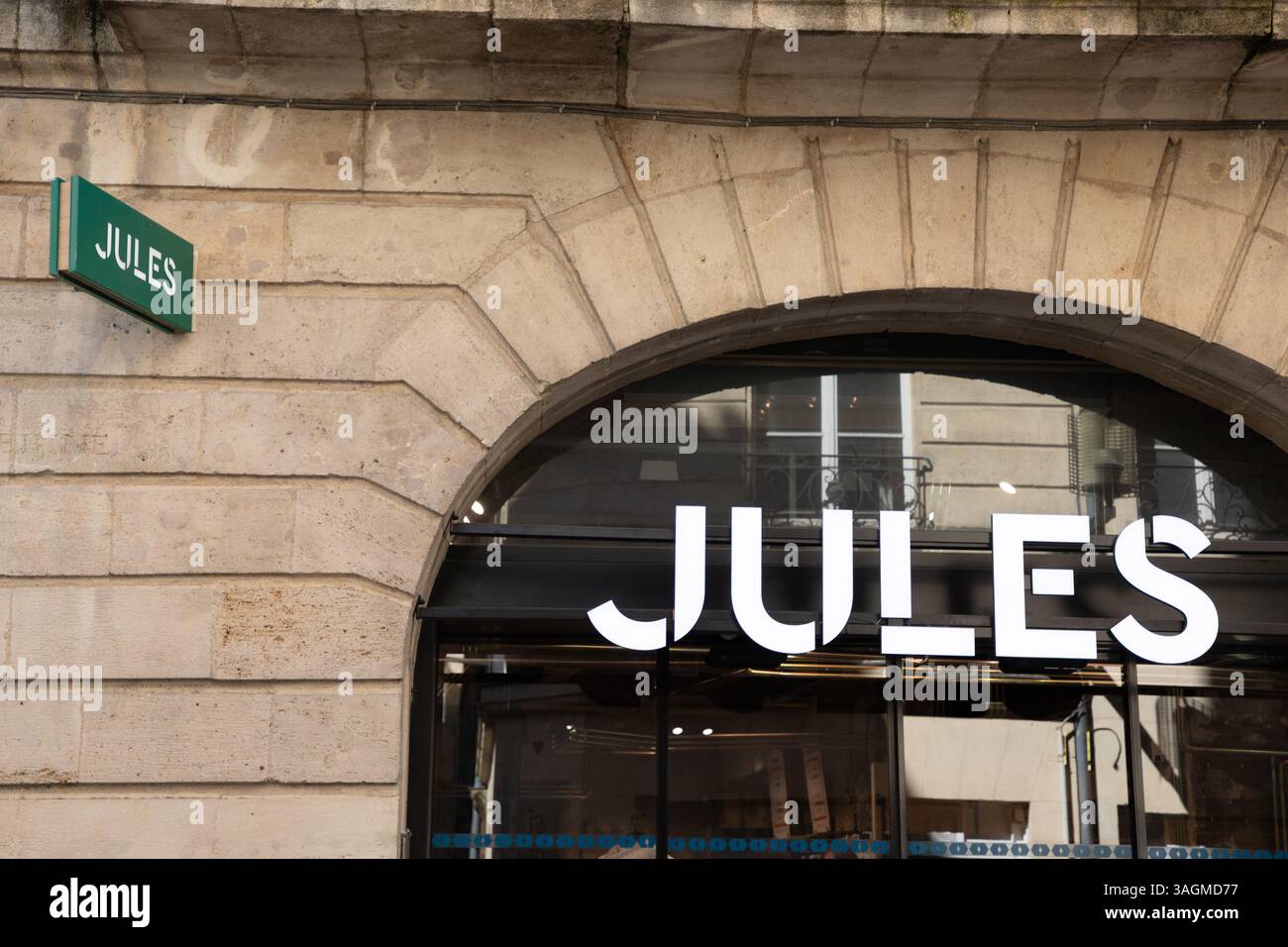 Bordeaux , France - 04 09 2025 : jules storefront men sign text store ...