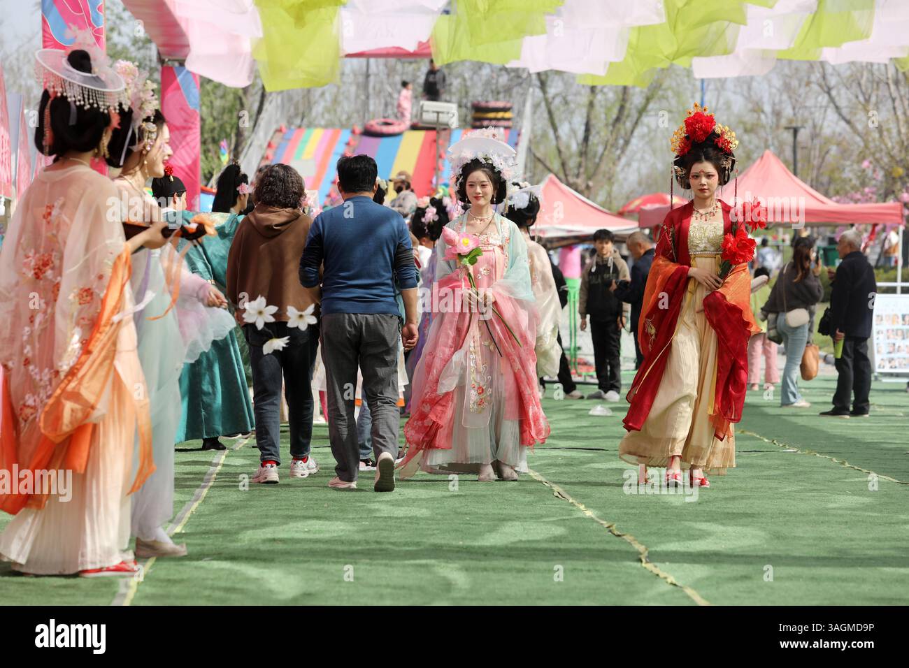 Hanfu enthusiasts parade in Bozhou City, east China's Anhui Province, 6 ...