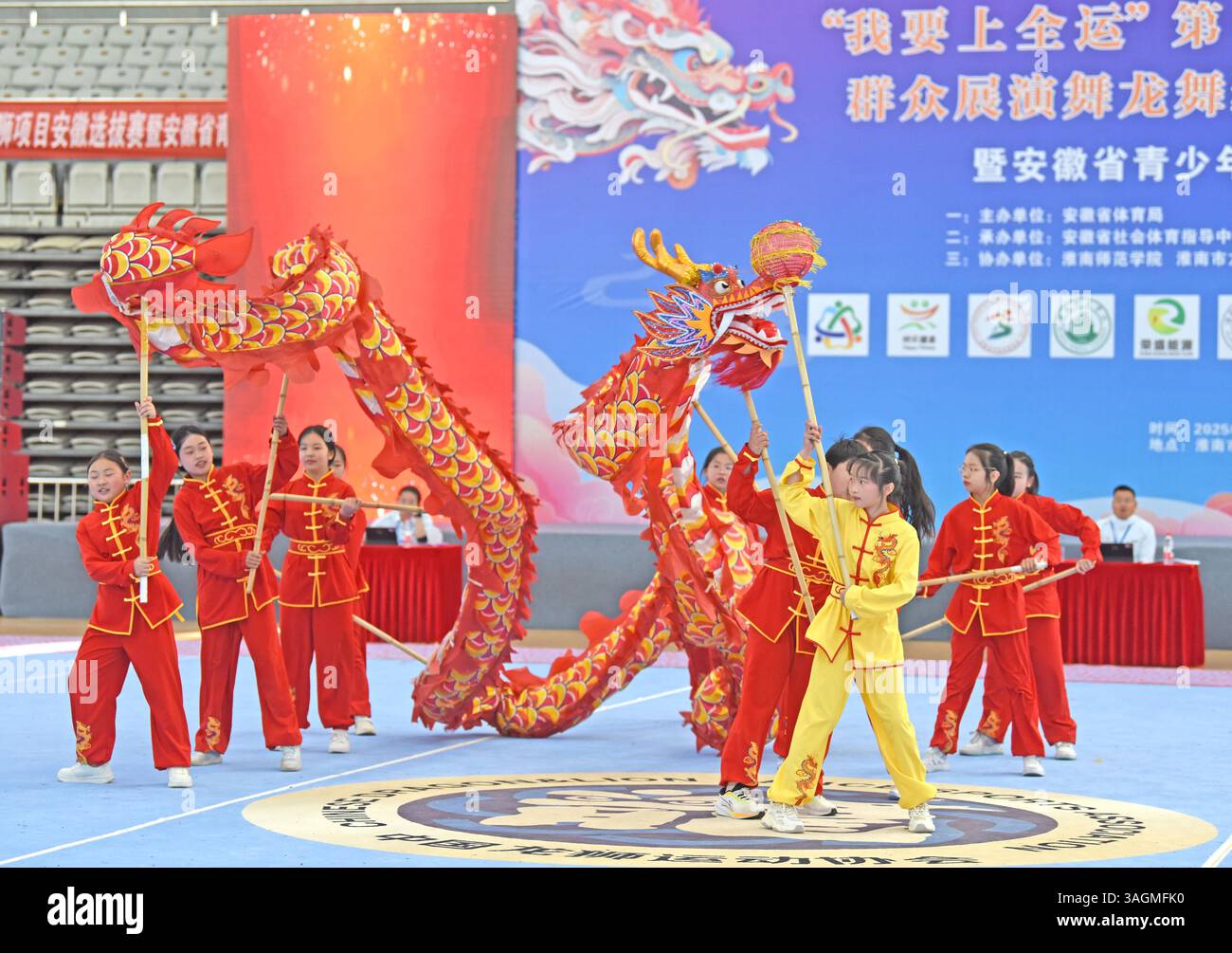 People perform at a ribbon dragon dance competition in Huainan City ...