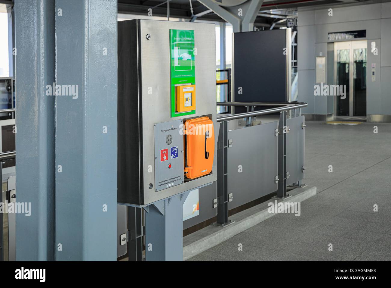 Police communication hub hi-res stock photography and images - Alamy