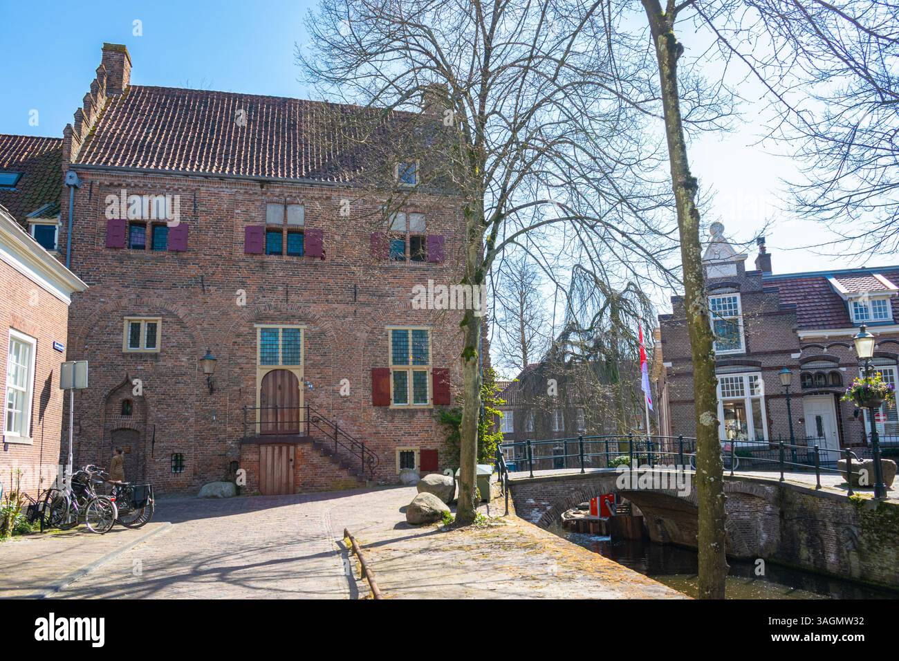 Monumental building ¨Groot Tinnenburg¨: a building to strengthen the ...