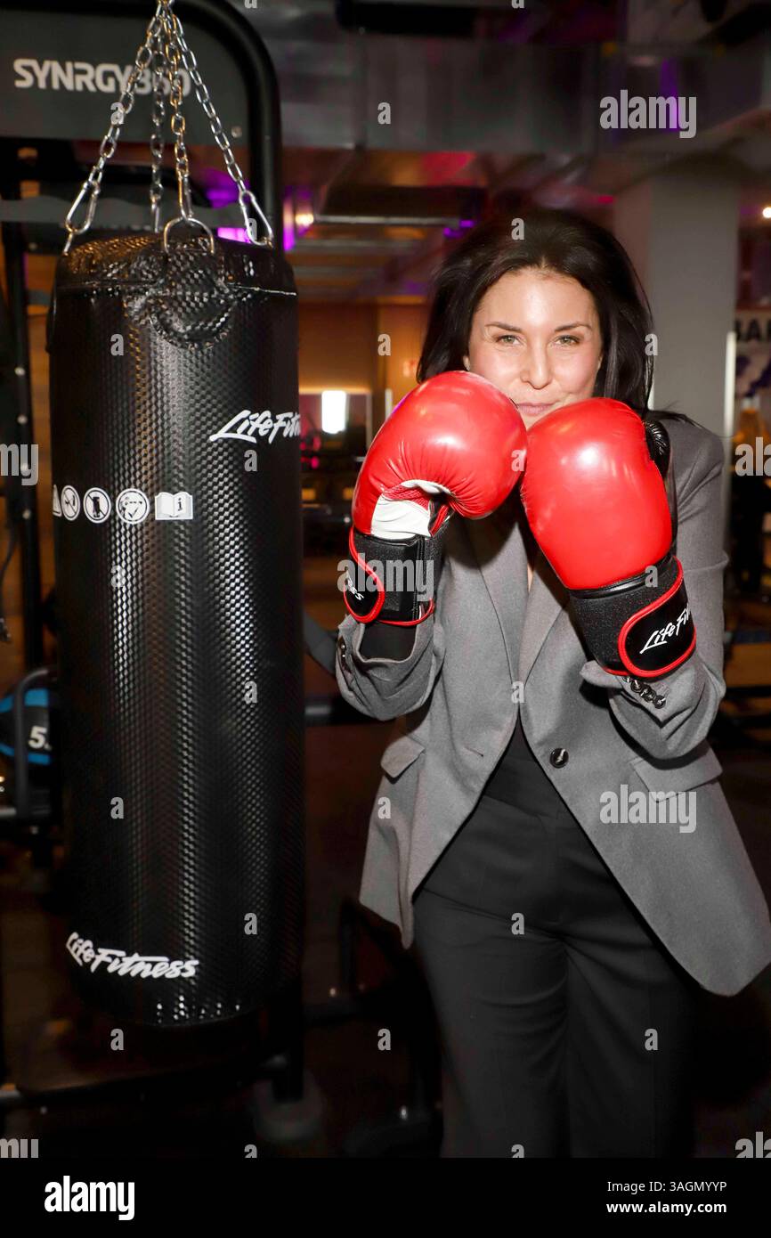 Vanessa Blumhagen Moderatorin sportlich mit roten Boxhandschuhen zu ...