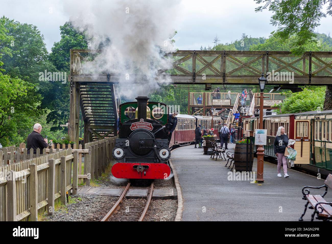 Hunslet 2-4-0 'Linda' steam locomotive pulling a train into Tan y Bwlth ...