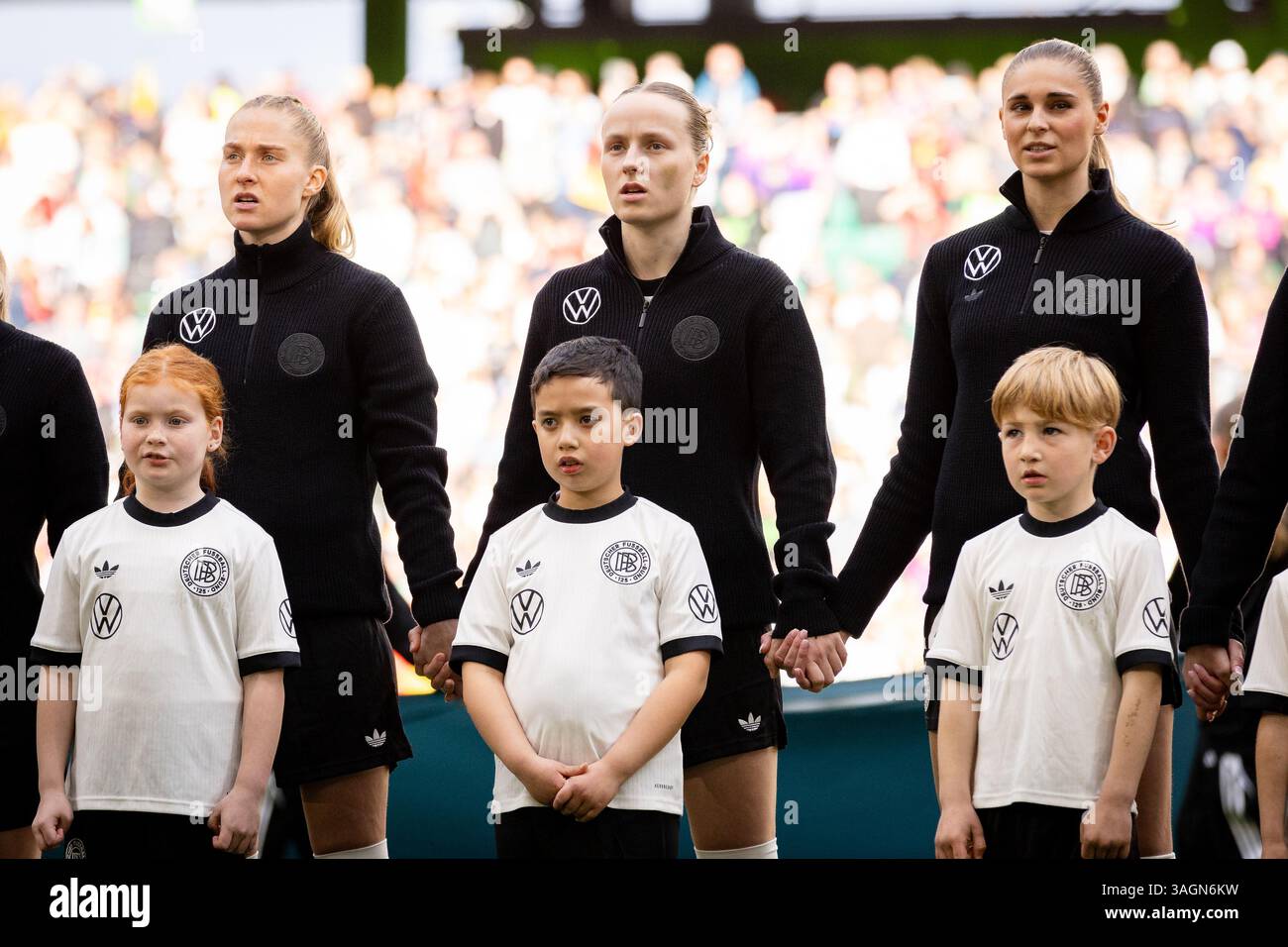 Wolfsburg, Germany. 08th Apr, 2025. (L-R) Janina Minge, Franziska Kett ...