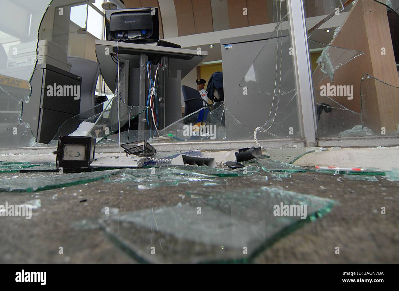 Bank van explosion hi-res stock photography and images - Alamy