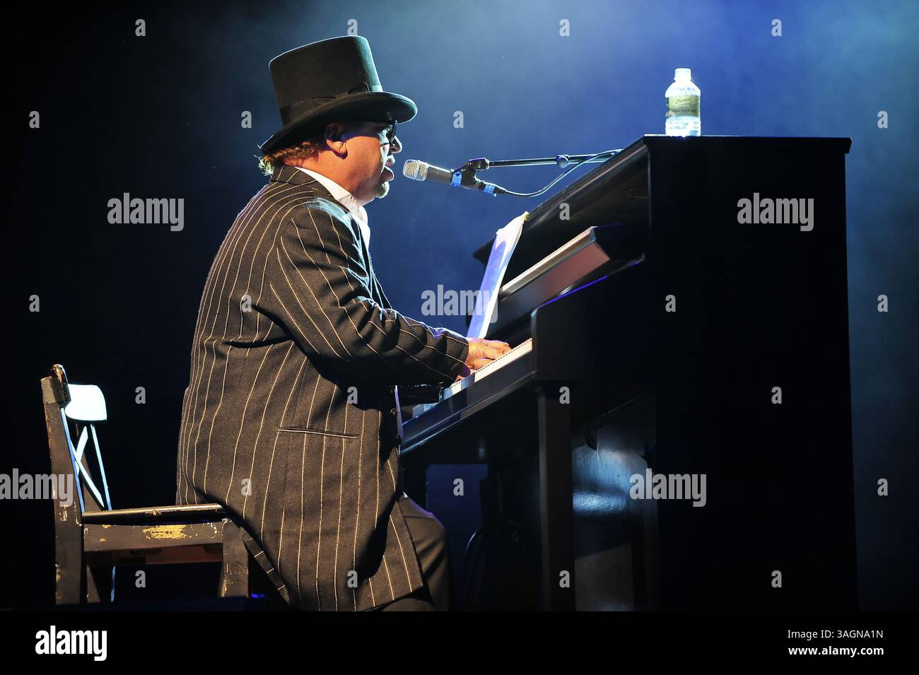 Toto band hi-res stock photography and images - Alamy