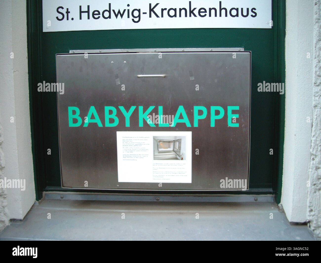 Babyklappe am St. Hedwig- Krankenhaus in Berlin-Mitte im April 2003 ...