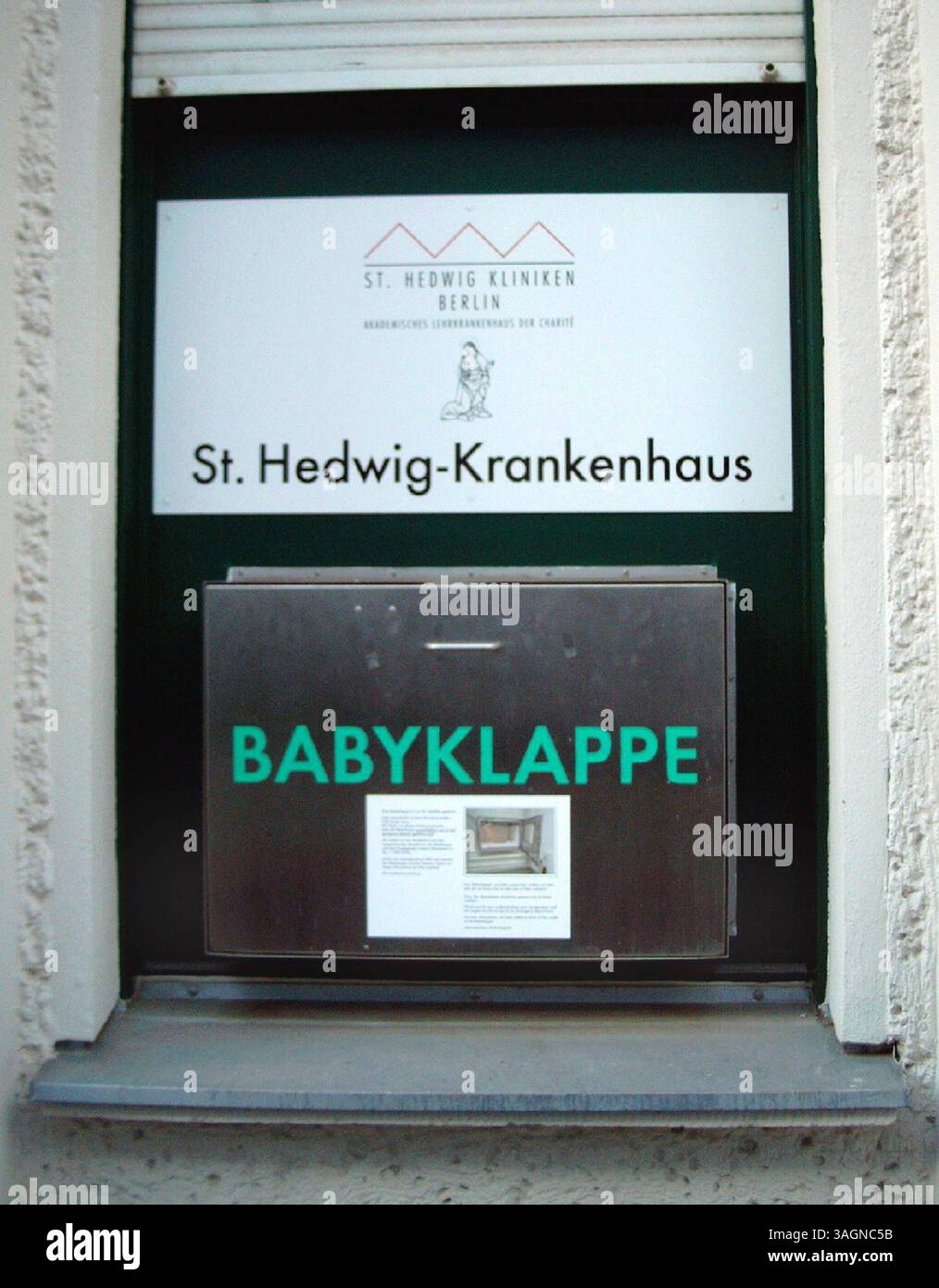 Babyklappe am St. Hedwig- Krankenhaus in Berlin-Mitte im April 2003 ...