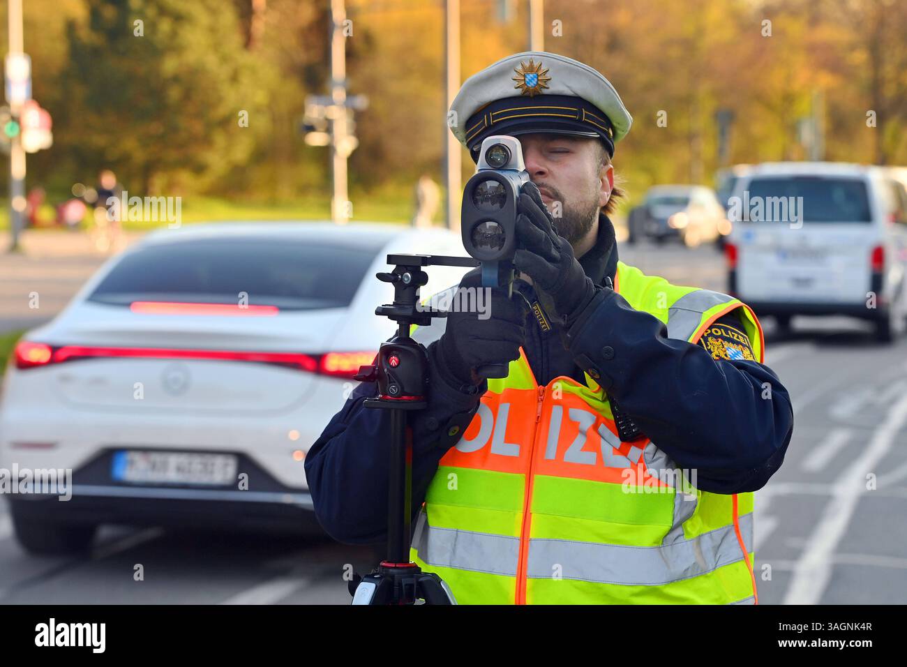 Polizist macht Geschwindigkeitsmessung mit einer Radarpistole ...
