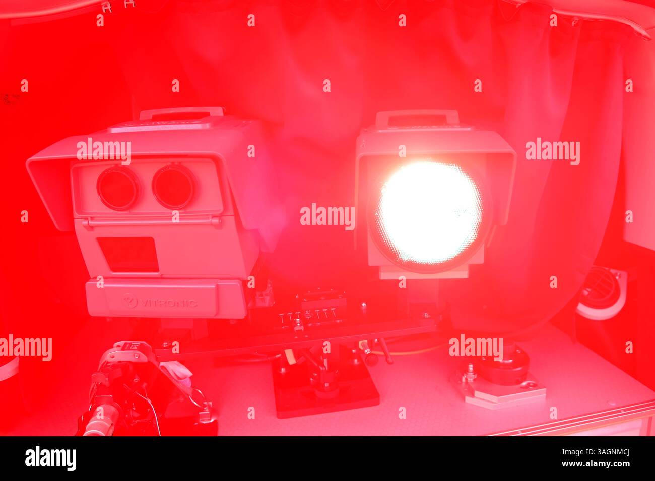 Mobiler Blitzer,Radarfalle loest aus,roter Blitz ...