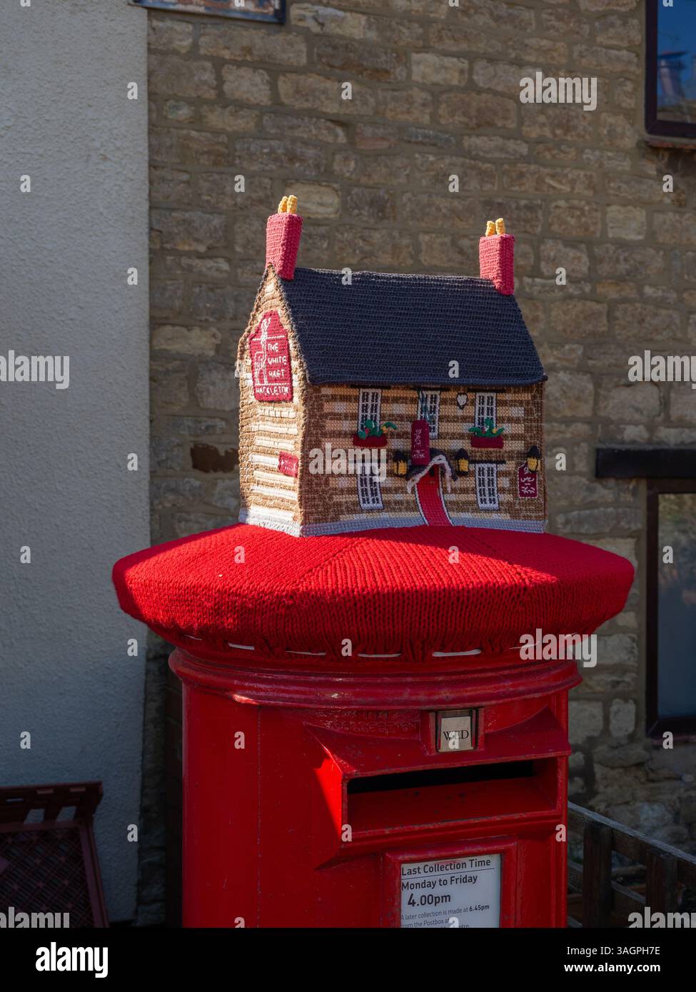 Yarn bombing knitted artwork hi-res stock photography and images - Alamy