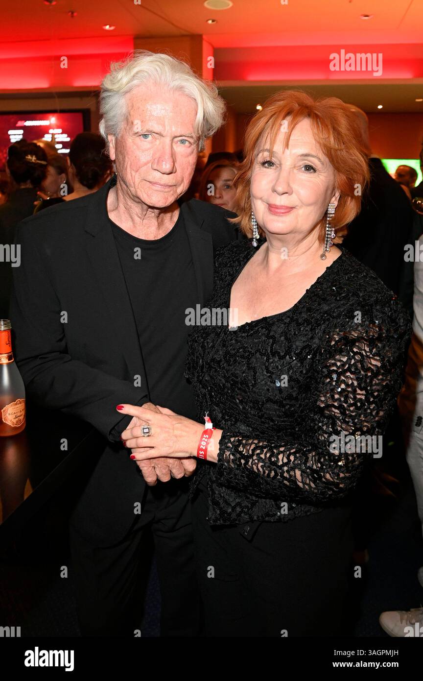 Jürgen Prochnow mit Ehefrau Verena Wengler bei der Verleihung des 31. B ...