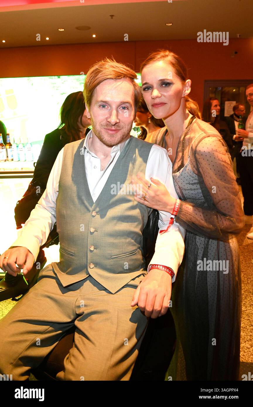 Samuel Koch mit Ehefrau Sarah Elena Timpe bei der Verleihung des 31. B ...