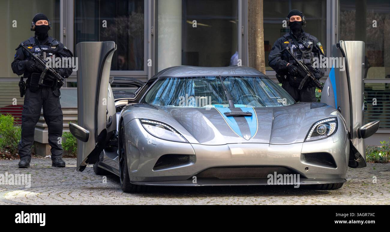 09 April 2025, Bavaria, Munich: Armed and masked police officers stand ...