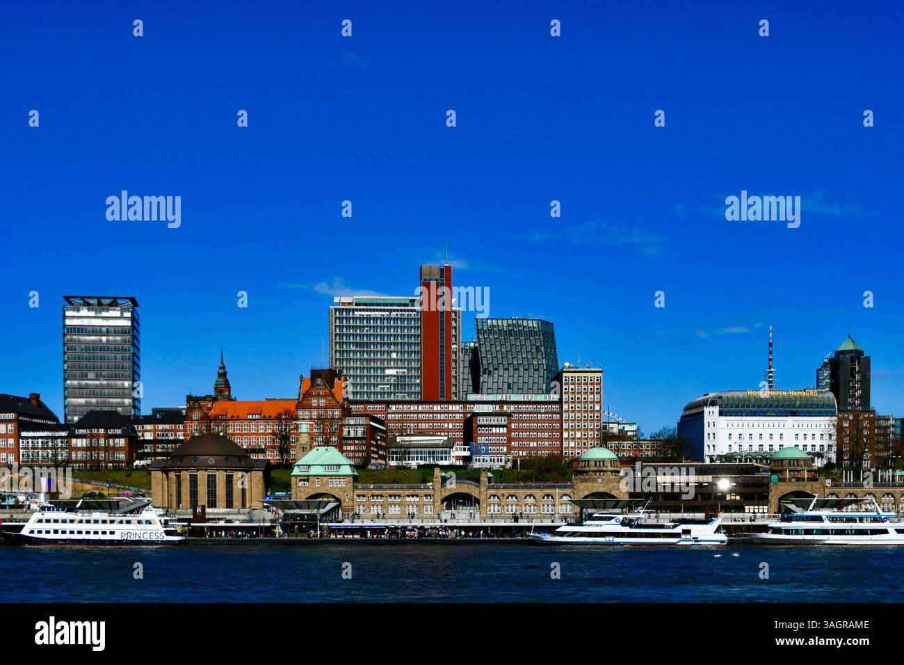 Hamburg germany tourist boats hi-res stock photography and images - Alamy