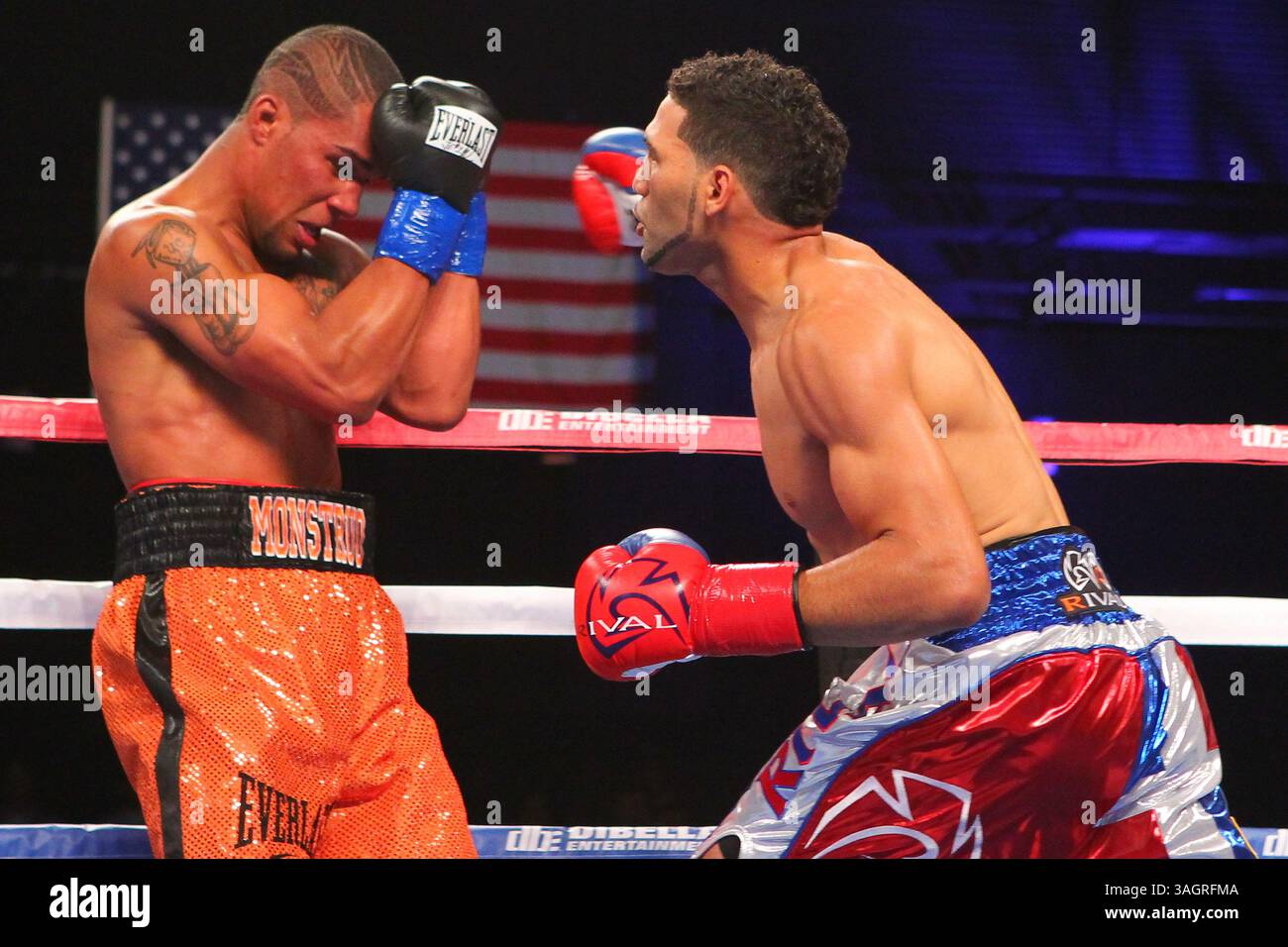 Escalera media hi-res stock photography and images - Alamy