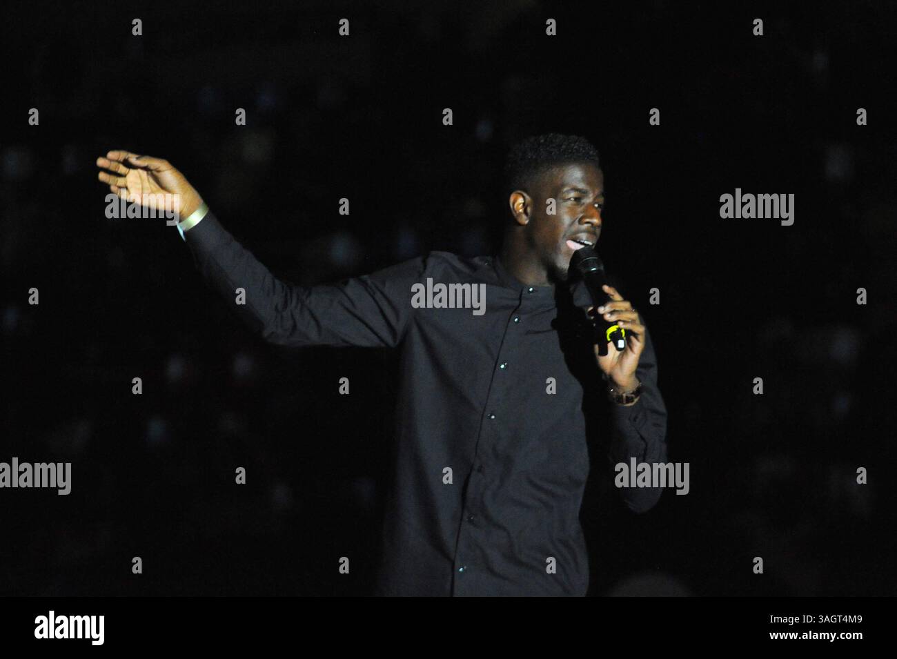 Jermain Jackman performs at Midnight Madness basketball final at the ...