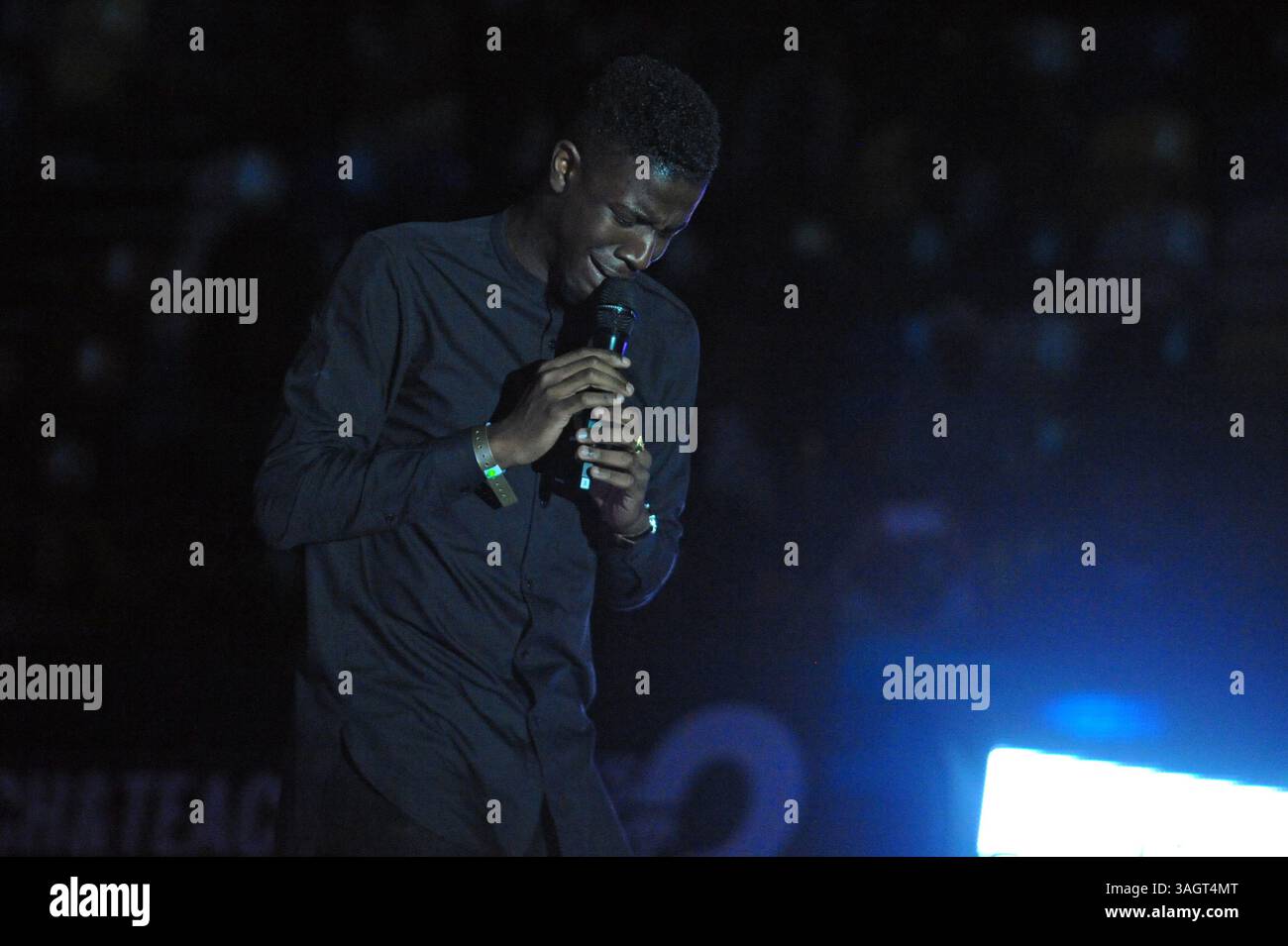 Jermain Jackman performs at Midnight Madness basketball final at the ...