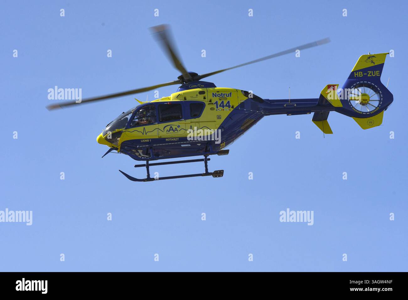 Ein Rettungshubschrauber steht bei einem Einsatz auf einer Wiese im ...