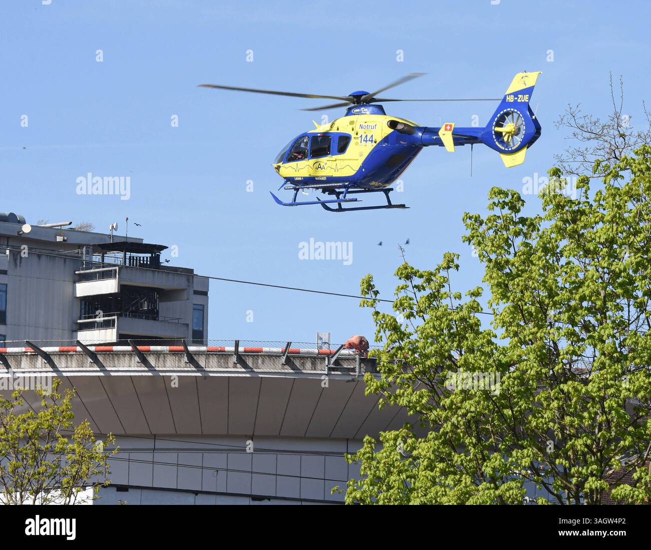 Ein Rettungshubschrauber startet vom Dach der Uni-Klinik in Freiburg ...