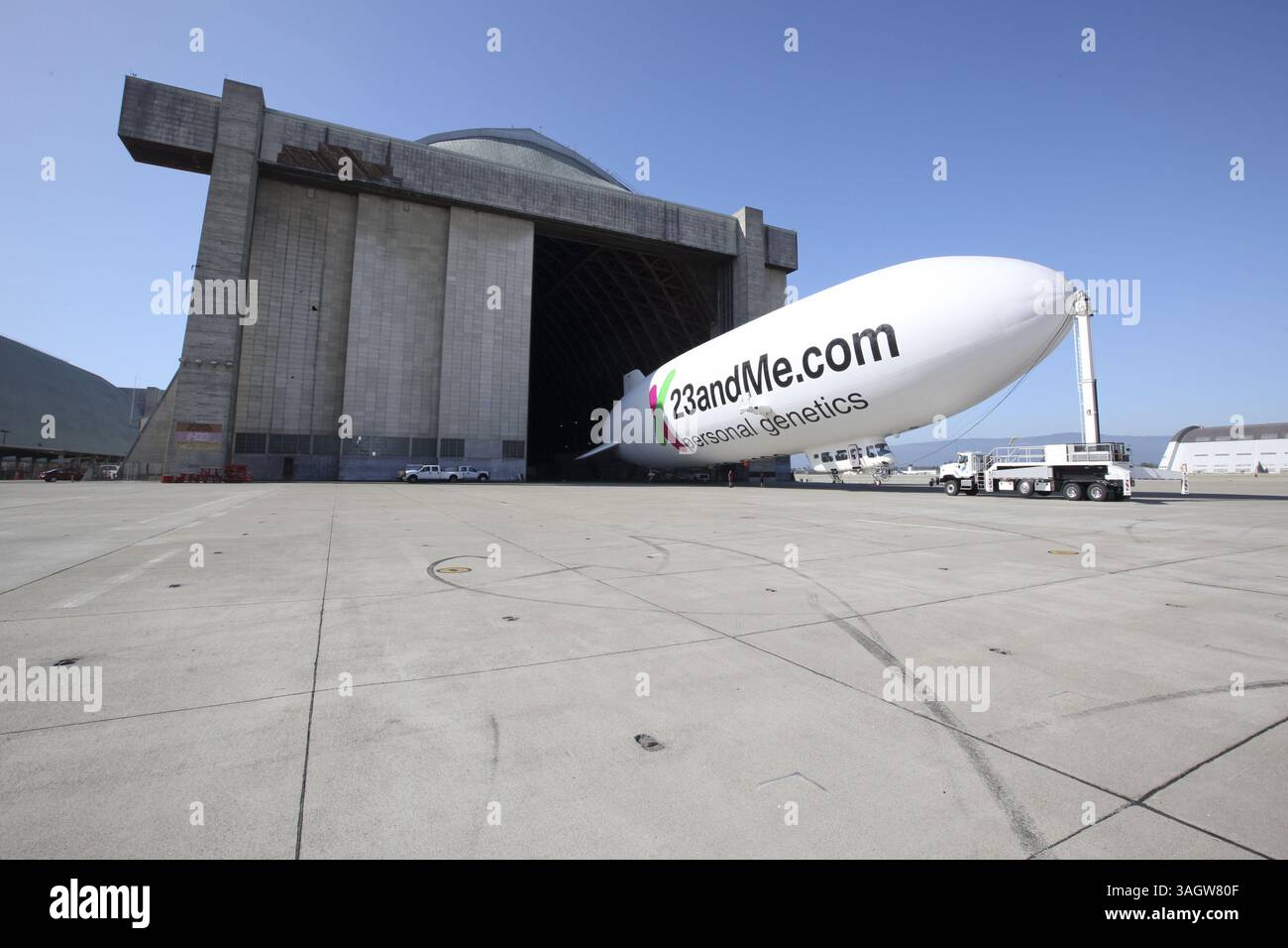 Jul 21, 2009 - Mountain View, California, USA - The cavernous Moffett ...
