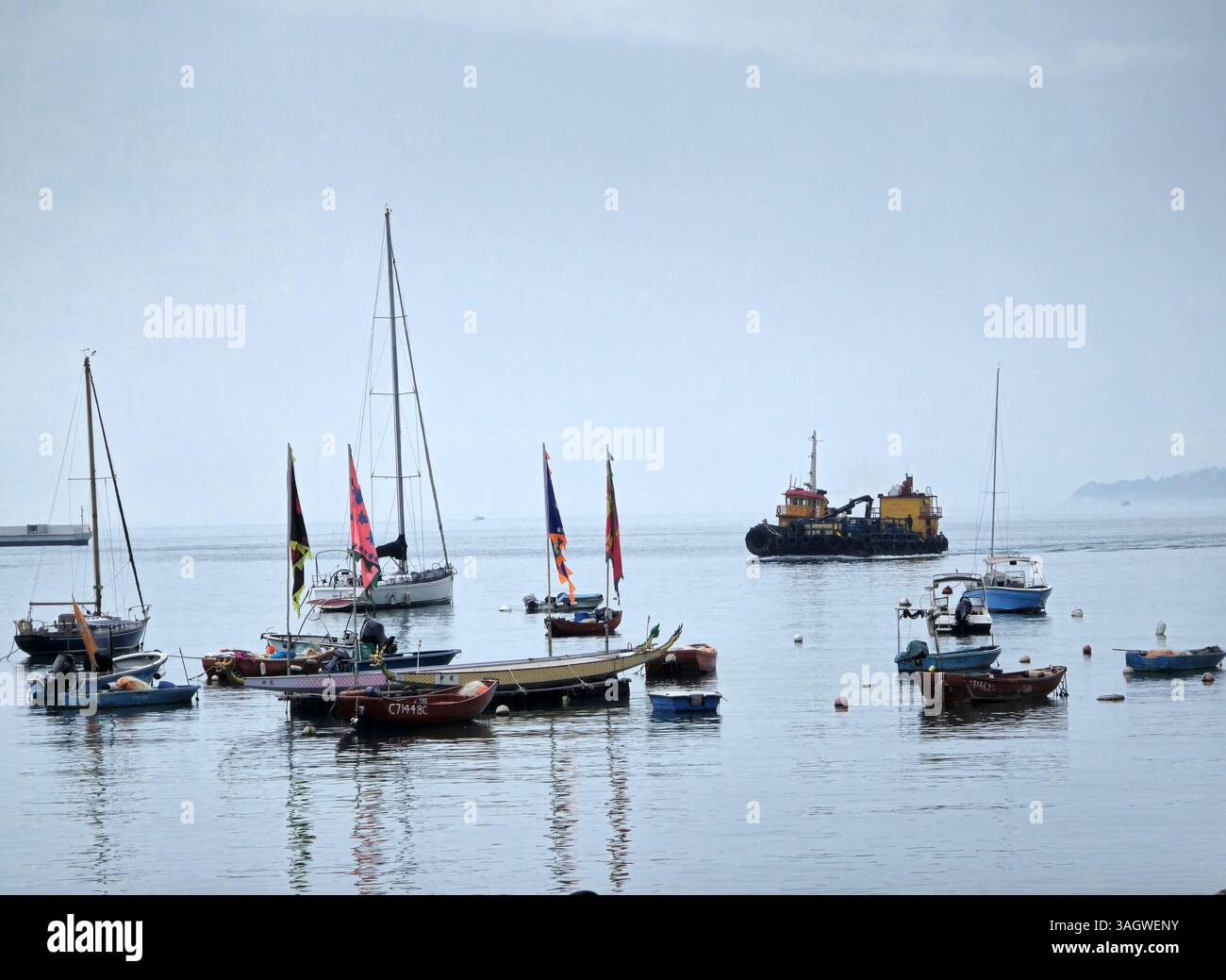 Boats docking at the Yung Shue Wan Bay, Lamma Island, Hong Kong Stock ...