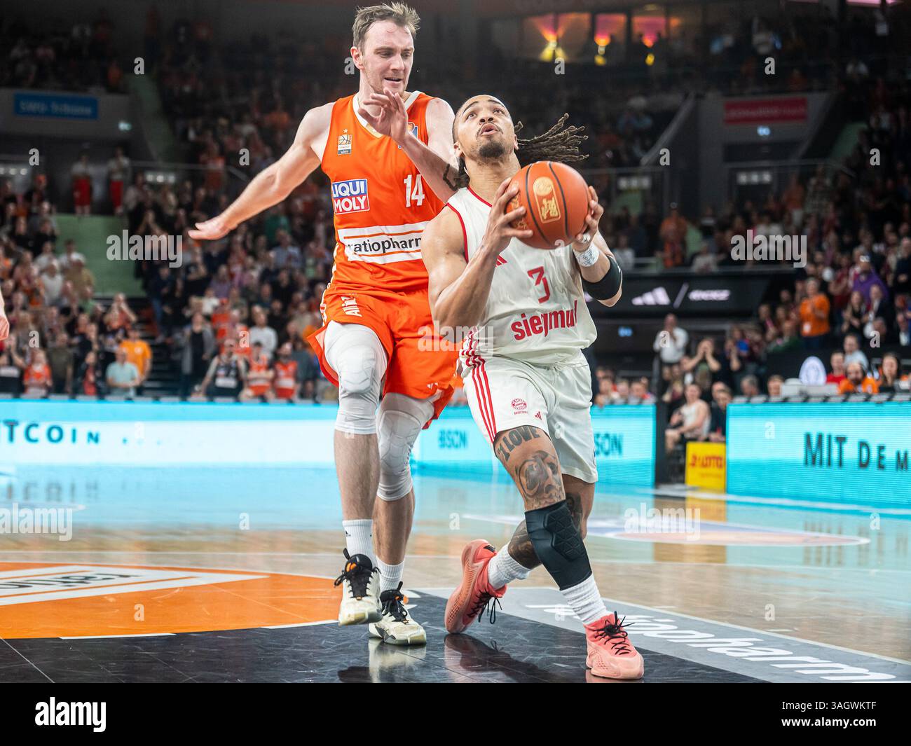 Neu Ulm, Deutschland. 08th Apr, 2025. Carsen Edwards (FC Bayern Muenchen, #03) im Zweikampf mit ...