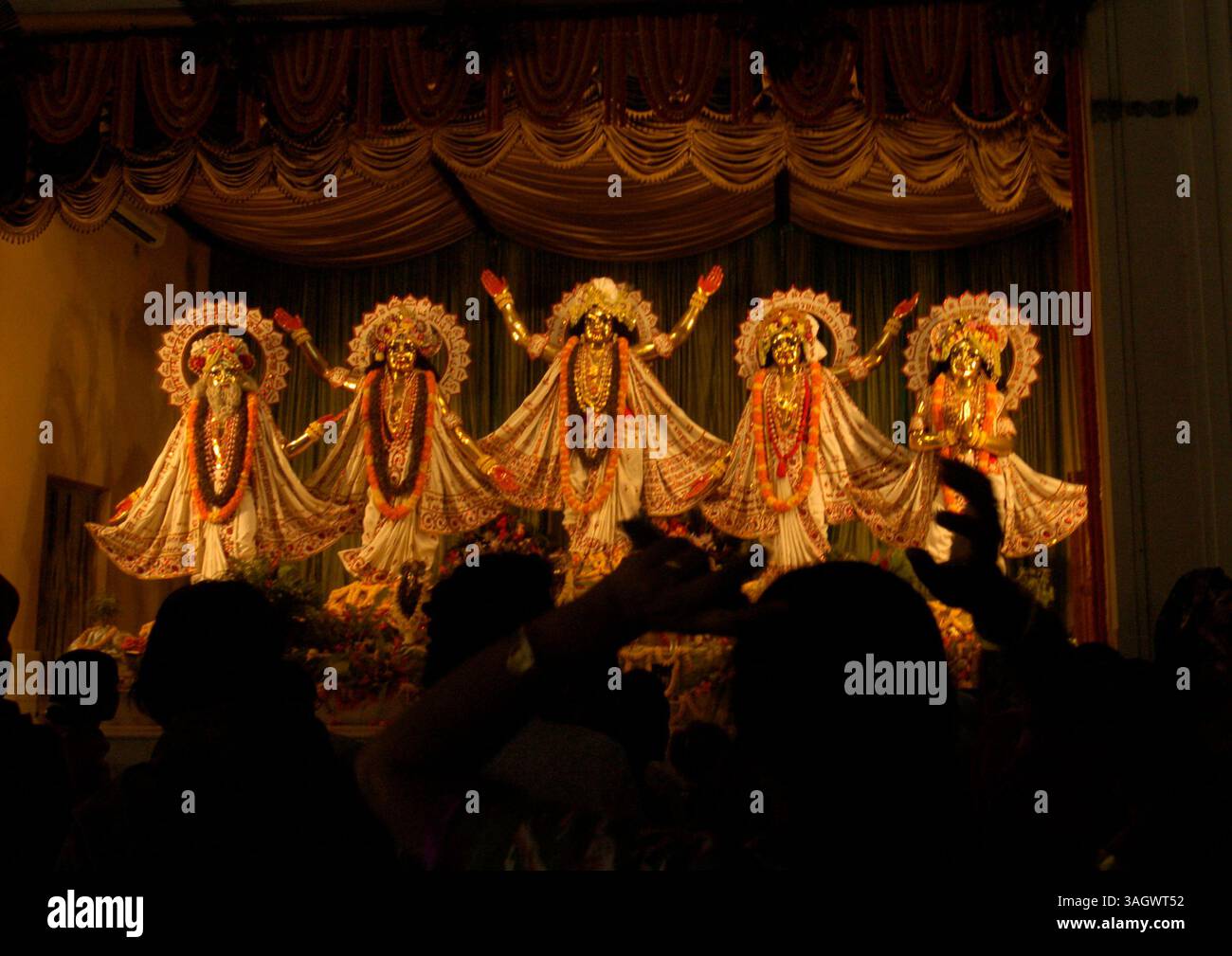 India worshipers make hi-res stock photography and images - Alamy