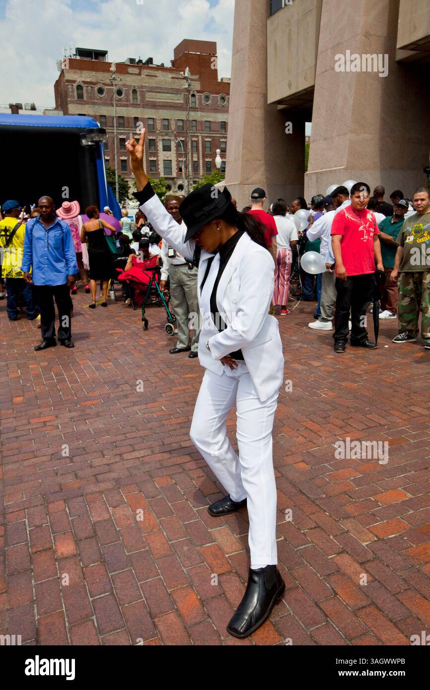 Jul 07, 2009 - New York, New York, USA - Ms. Moses Harper dancing like ...