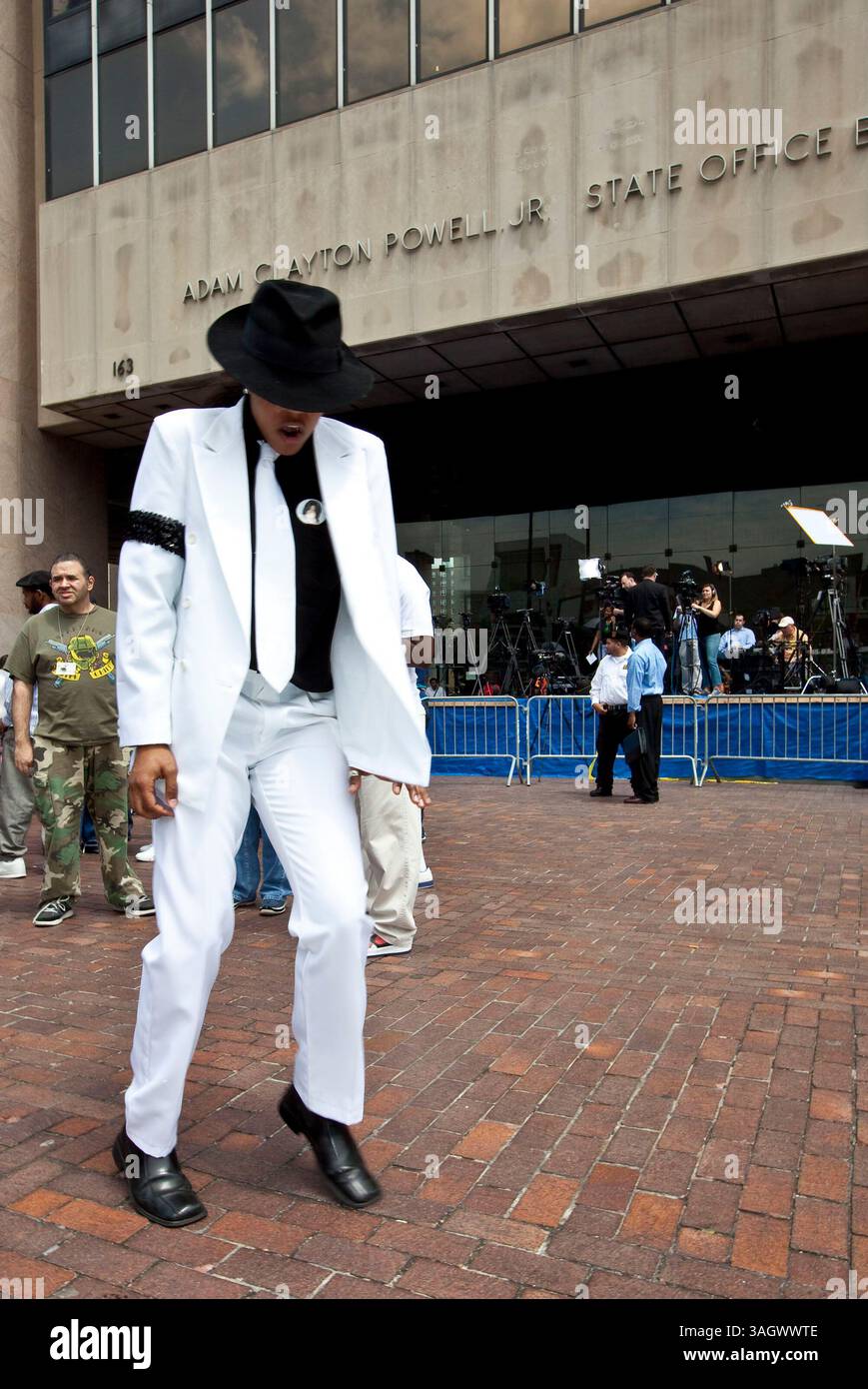 Dancing like michael jackson on hi-res stock photography and images - Alamy