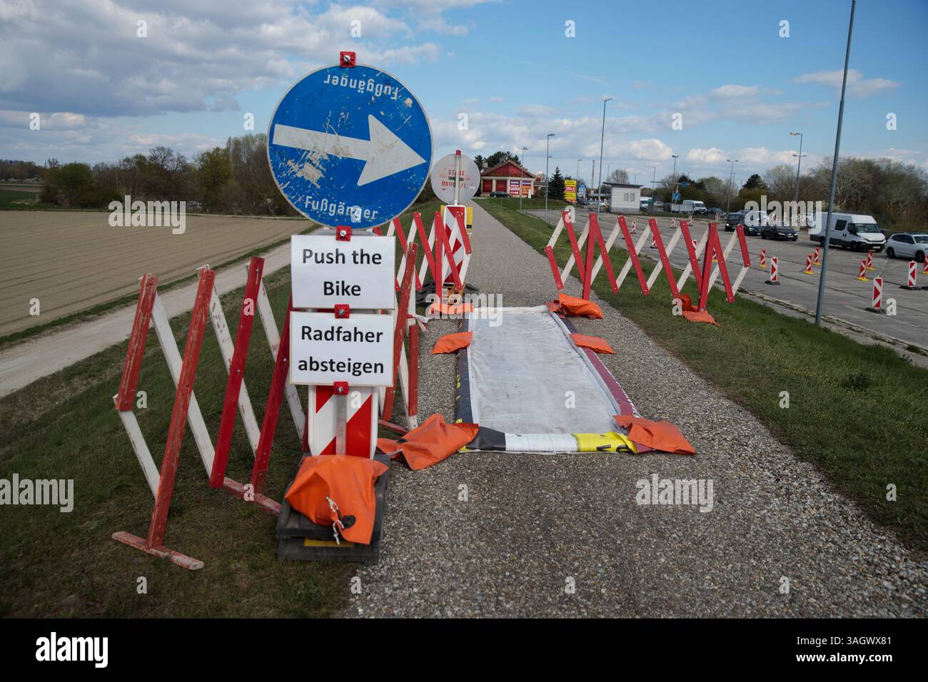 AUSTRIA; BERG; 20250408; A decontamination mat containing diluted formic acid is placed on the ...