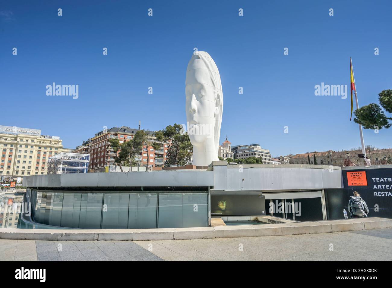 Skulptur Julia von Jaume Plensa, Plaza Colon, Madrid, Spanien ...