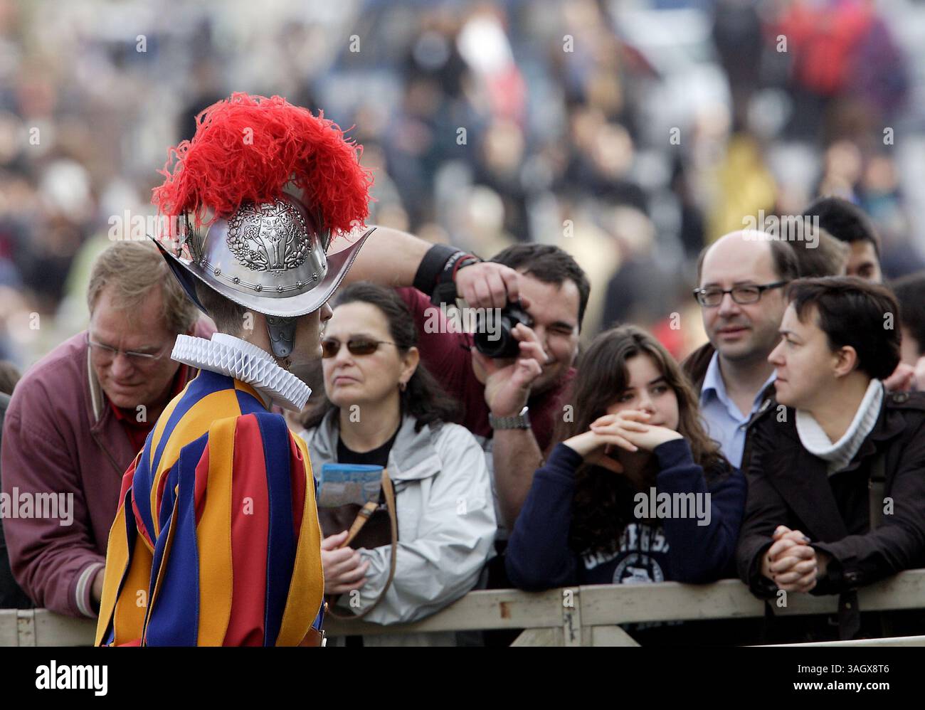 Dec 25, 2009 - Vatican City, Vatican, Italy - The swiss guard members ...