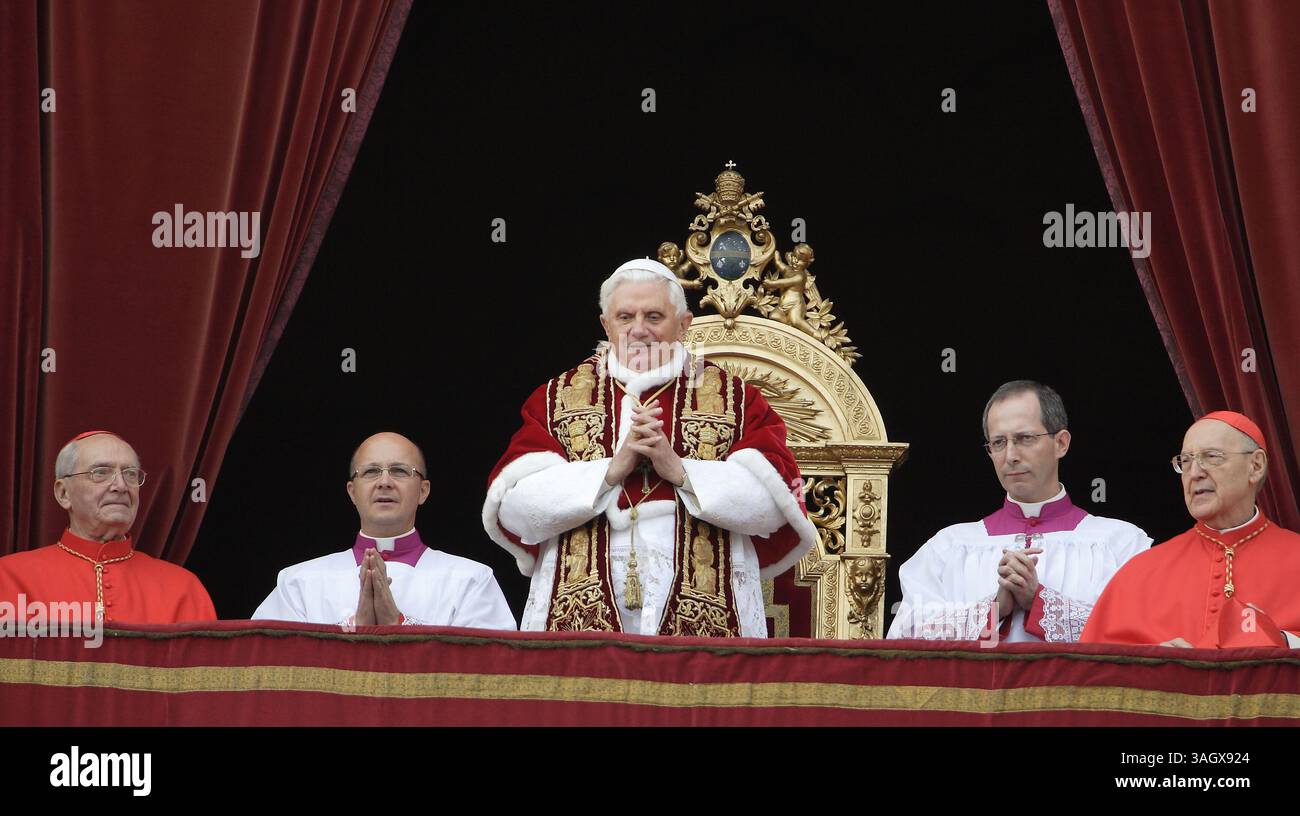 Dec 25, 2009 - Vatican City, Vatican, Italy - Pope BENEDICT XVI ...