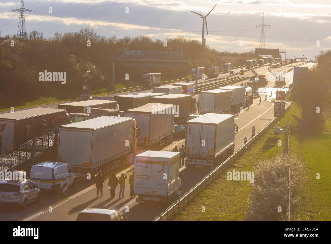 Autobahnstau Ein Lkw mit Gefahrgut ist auf der A4 am Rasthof Dresdner ...