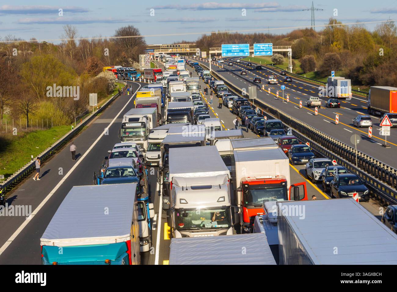 Autobahnstau Ein Lkw mit Gefahrgut ist auf der A4 am Rasthof Dresdner Tor in Brand geraten. Die ...