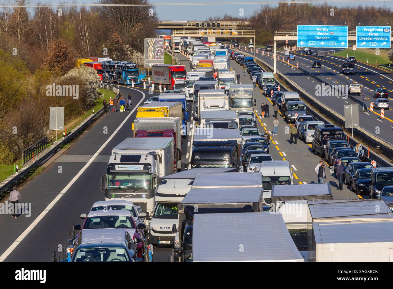 Autobahnstau Ein Lkw mit Gefahrgut ist auf der A4 am Rasthof Dresdner Tor in Brand geraten. Die ...