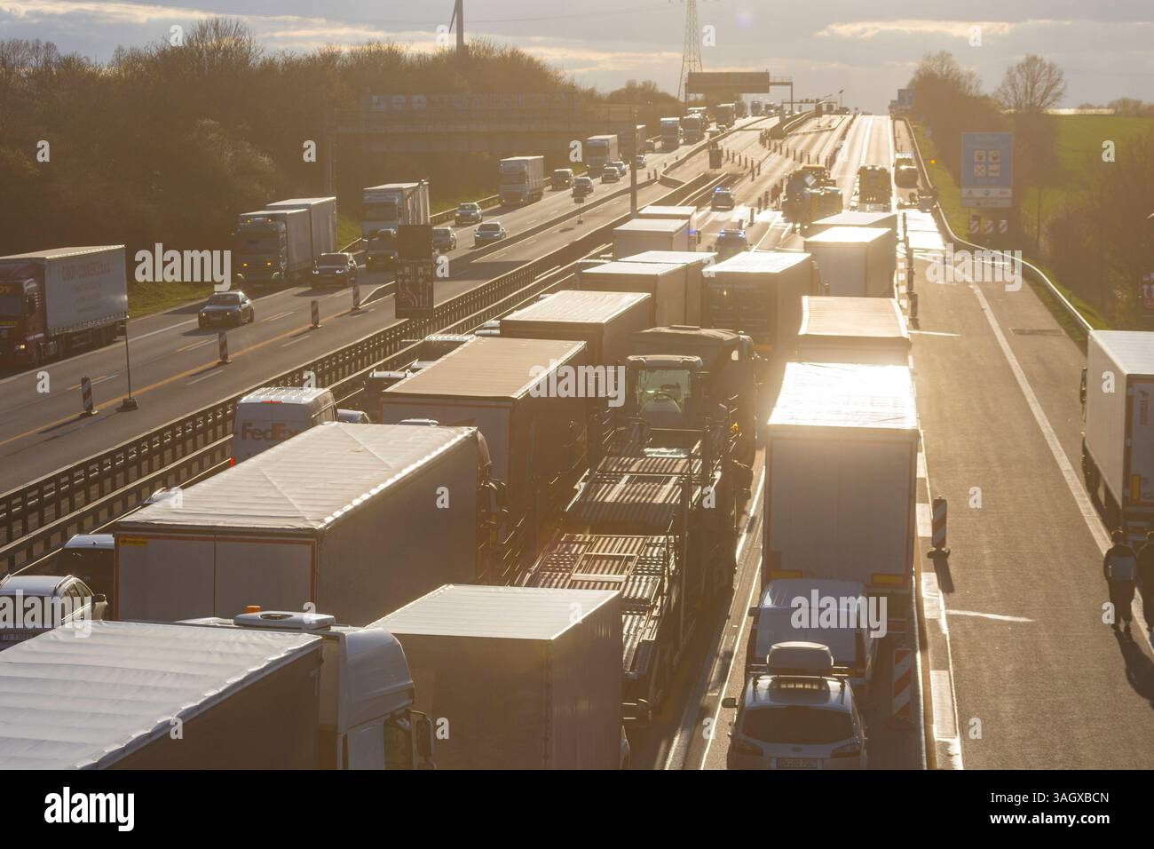 Autobahnstau Ein Lkw mit Gefahrgut ist auf der A4 am Rasthof Dresdner Tor in Brand geraten. Die ...