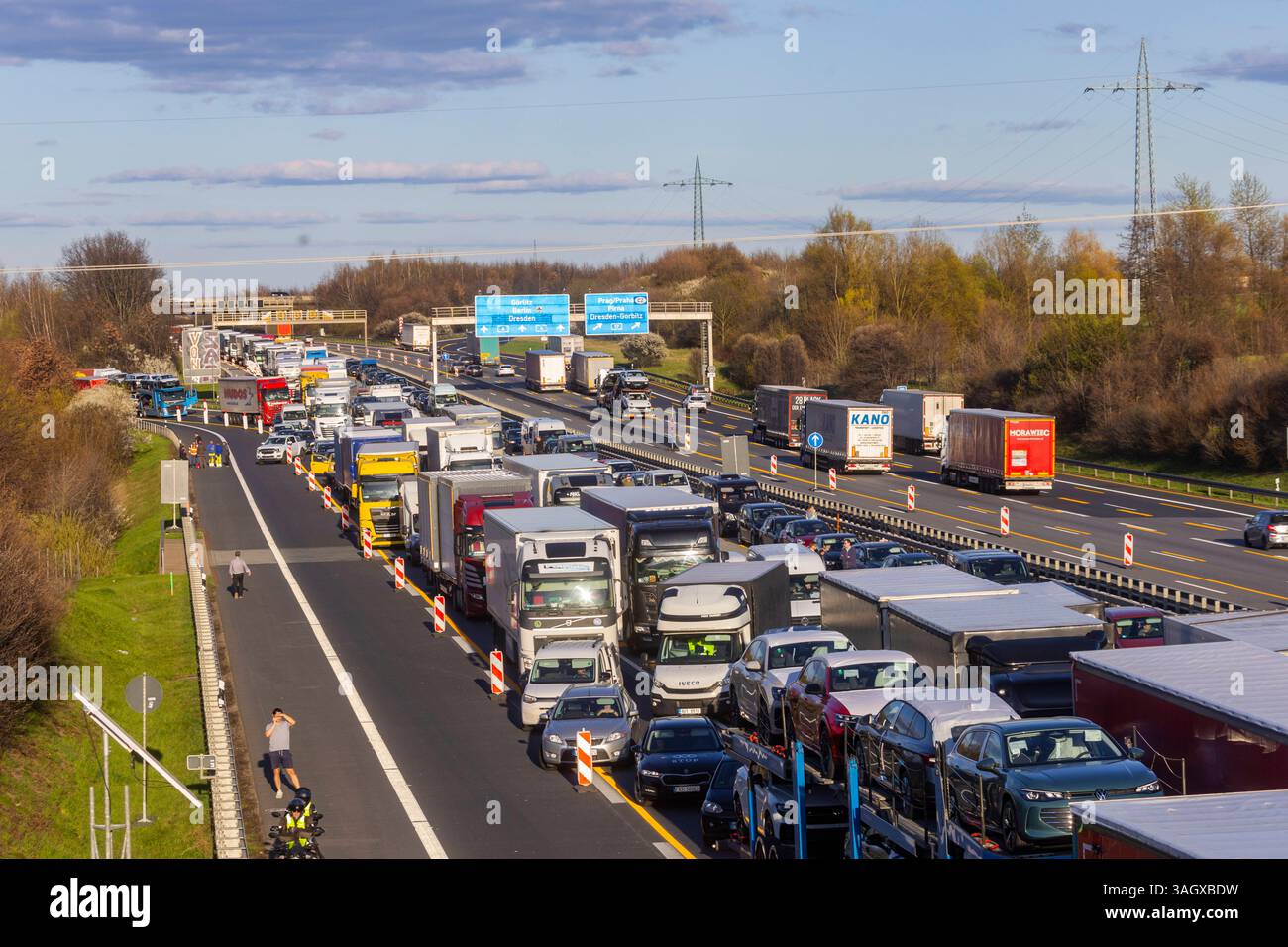 Autobahnstau Ein Lkw mit Gefahrgut ist auf der A4 am Rasthof Dresdner Tor in Brand geraten. Die ...