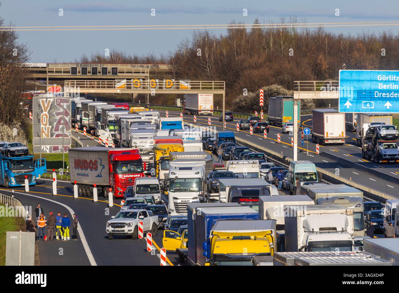 Autobahnstau Ein Lkw mit Gefahrgut ist auf der A4 am Rasthof Dresdner Tor in Brand geraten. Die ...