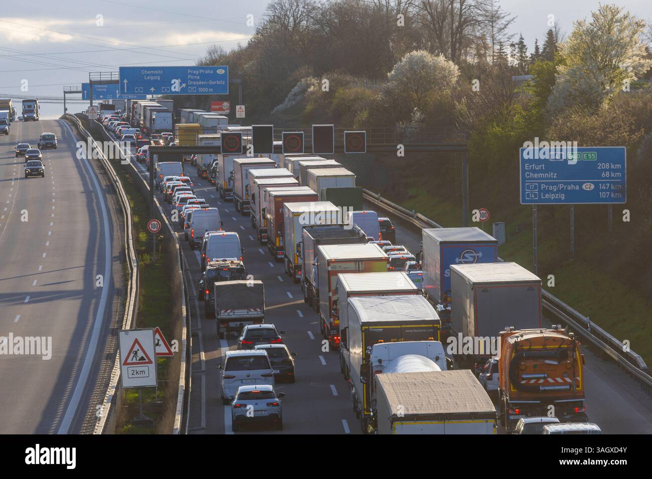 Autobahnstau Ein Lkw mit Gefahrgut ist auf der A4 am Rasthof Dresdner Tor in Brand geraten. Die ...