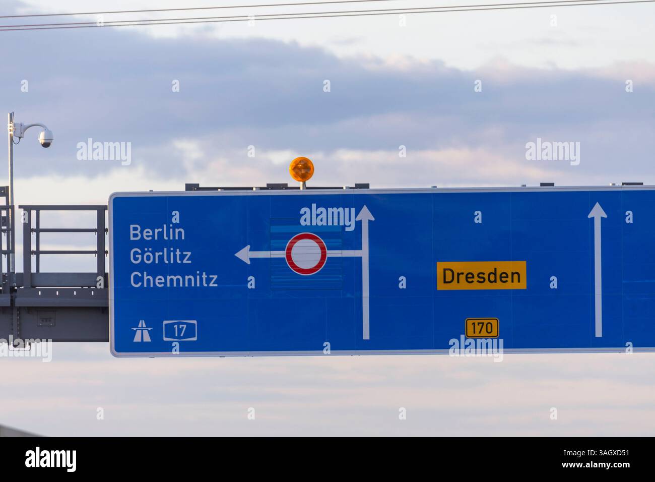 Autobahnstau Ein Lkw mit Gefahrgut ist auf der A4 am Rasthof Dresdner ...