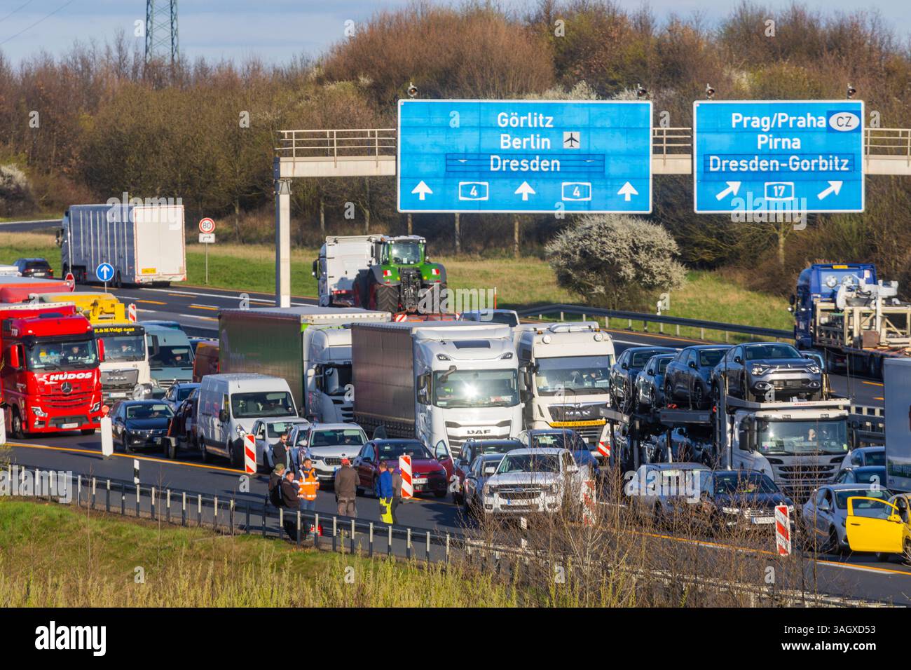 Autobahnstau Ein Lkw mit Gefahrgut ist auf der A4 am Rasthof Dresdner Tor in Brand geraten. Die ...
